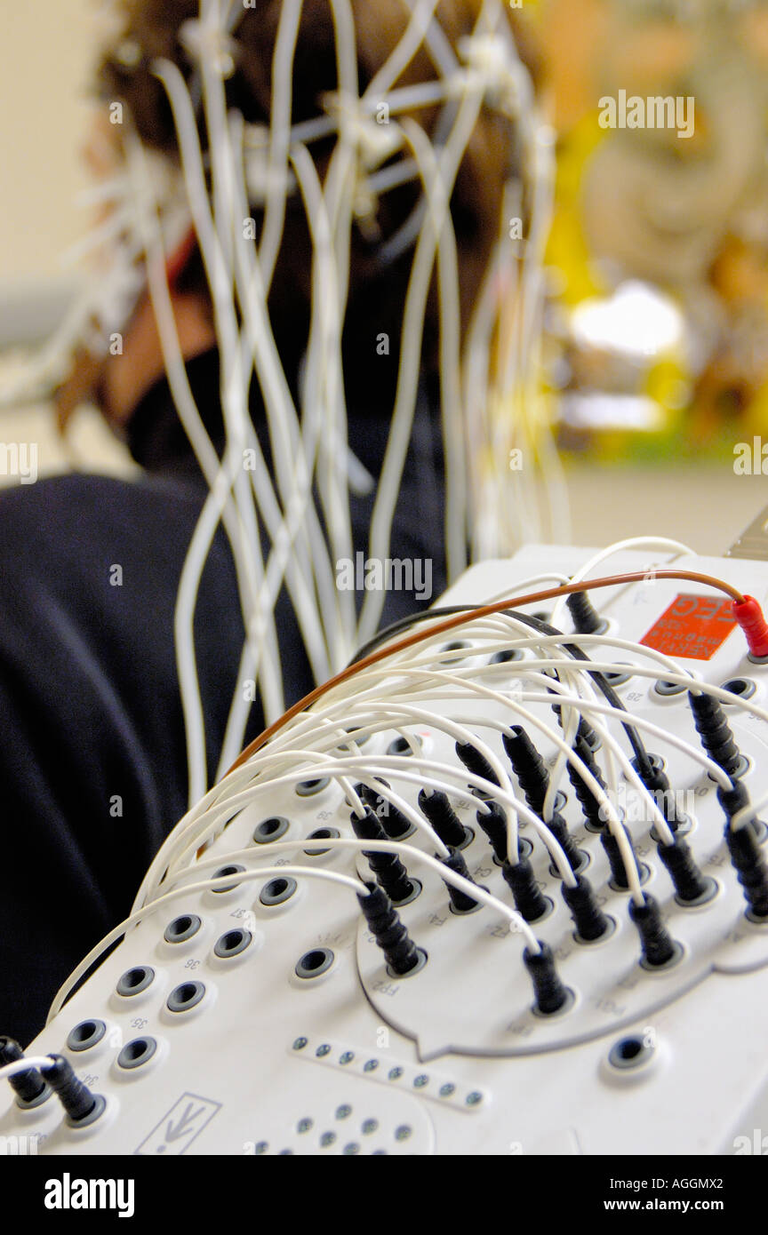Measuring brain waves with EEG machine Stock Photo - Alamy