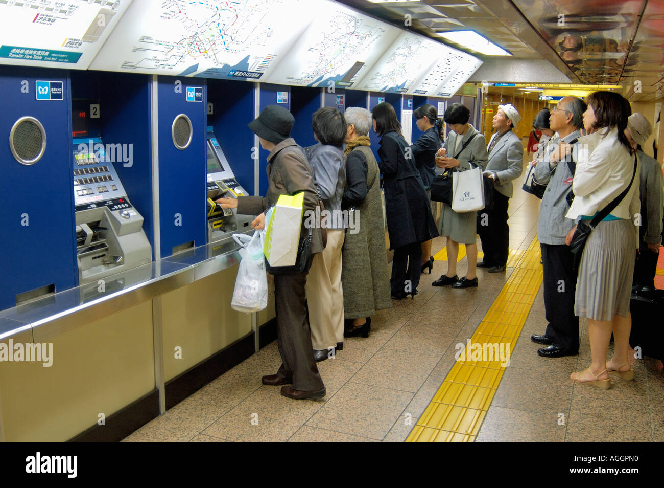 Tokyo Subway Vending Machines High Resolution Stock Photography and ...