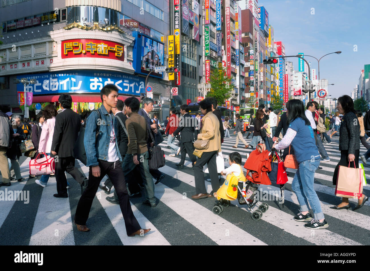 busy crosswalk during rush hour, Shinjuku, Tokyo, Japan Stock Photo - Alamy