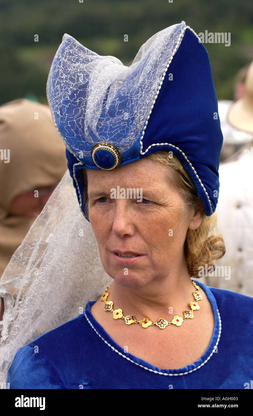 Medieval castle life women hi-res stock photography and images - Alamy