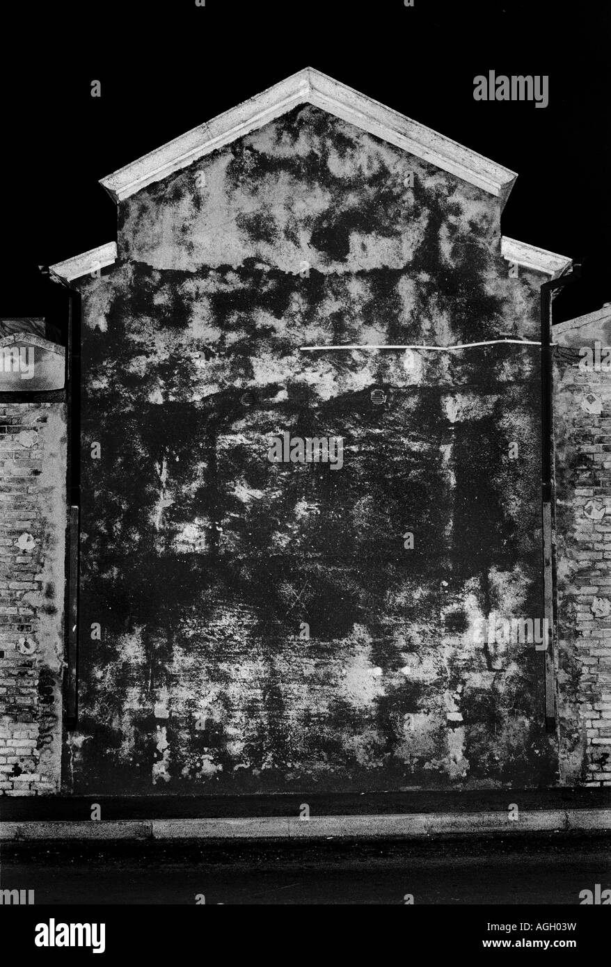 Building by night Black and White Stock Photos & Images - Alamy