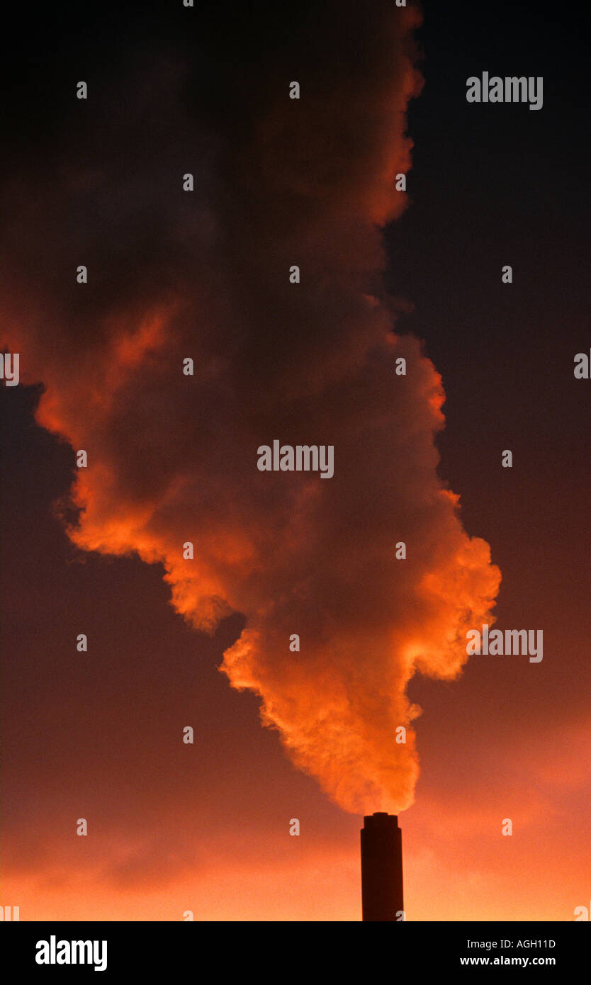 giant chimney at drax coal powered power station emitting cloud of ...