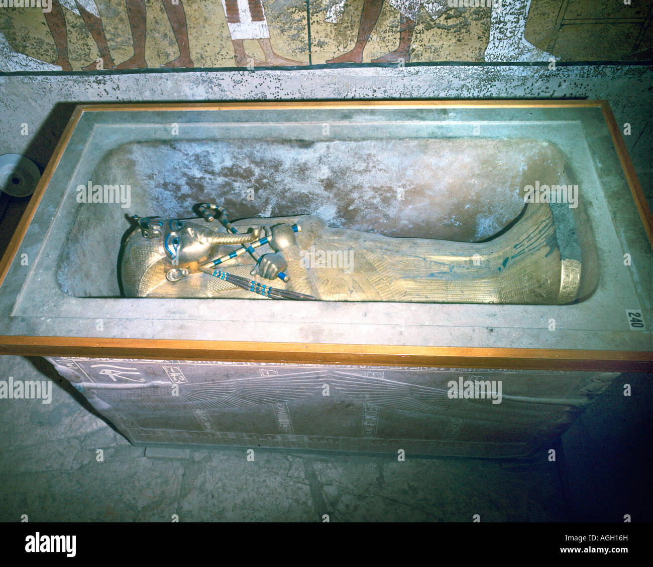 Gold coffin of tutankhamun hi-res stock photography and images - Alamy