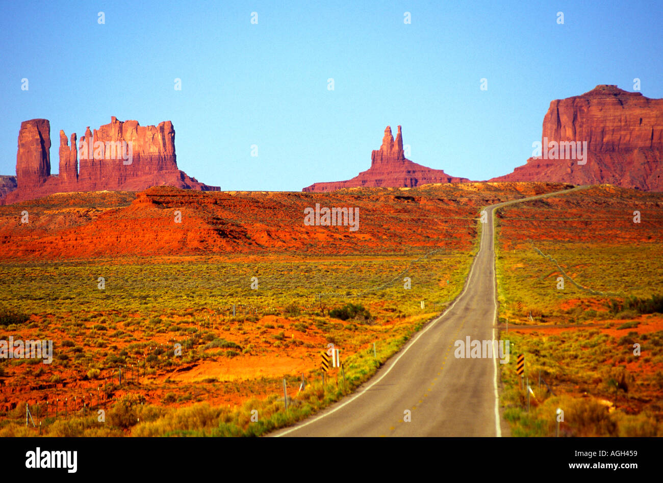 Empty road through monument valley hi-res stock photography and images ...