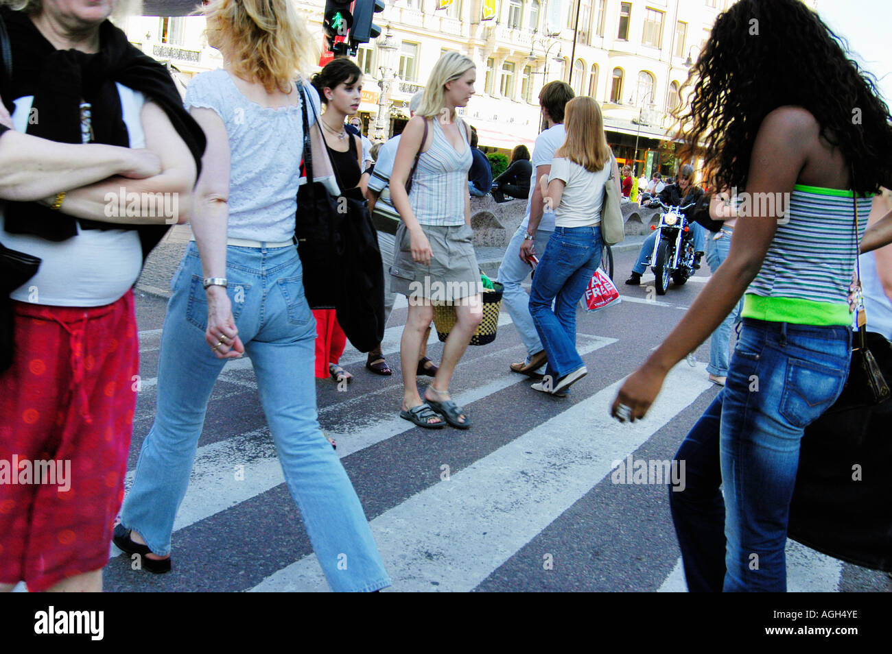 Crosswalk crowd pedestrians commuters hi-res stock photography and ...