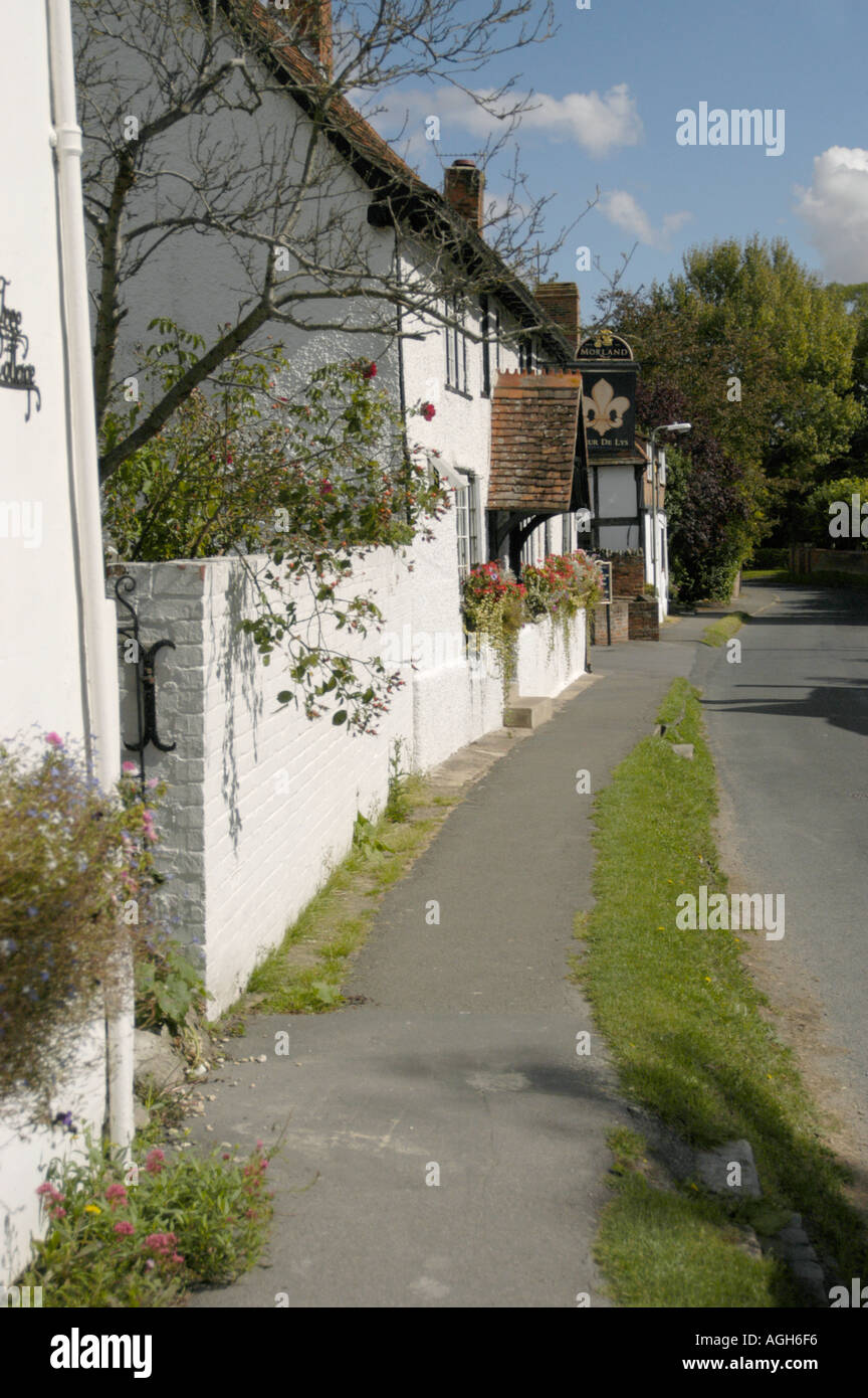 Typical english country pub hi-res stock photography and images - Alamy