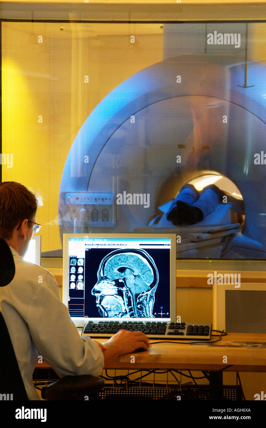 Mri scan machine patient hi-res stock photography and images - Alamy