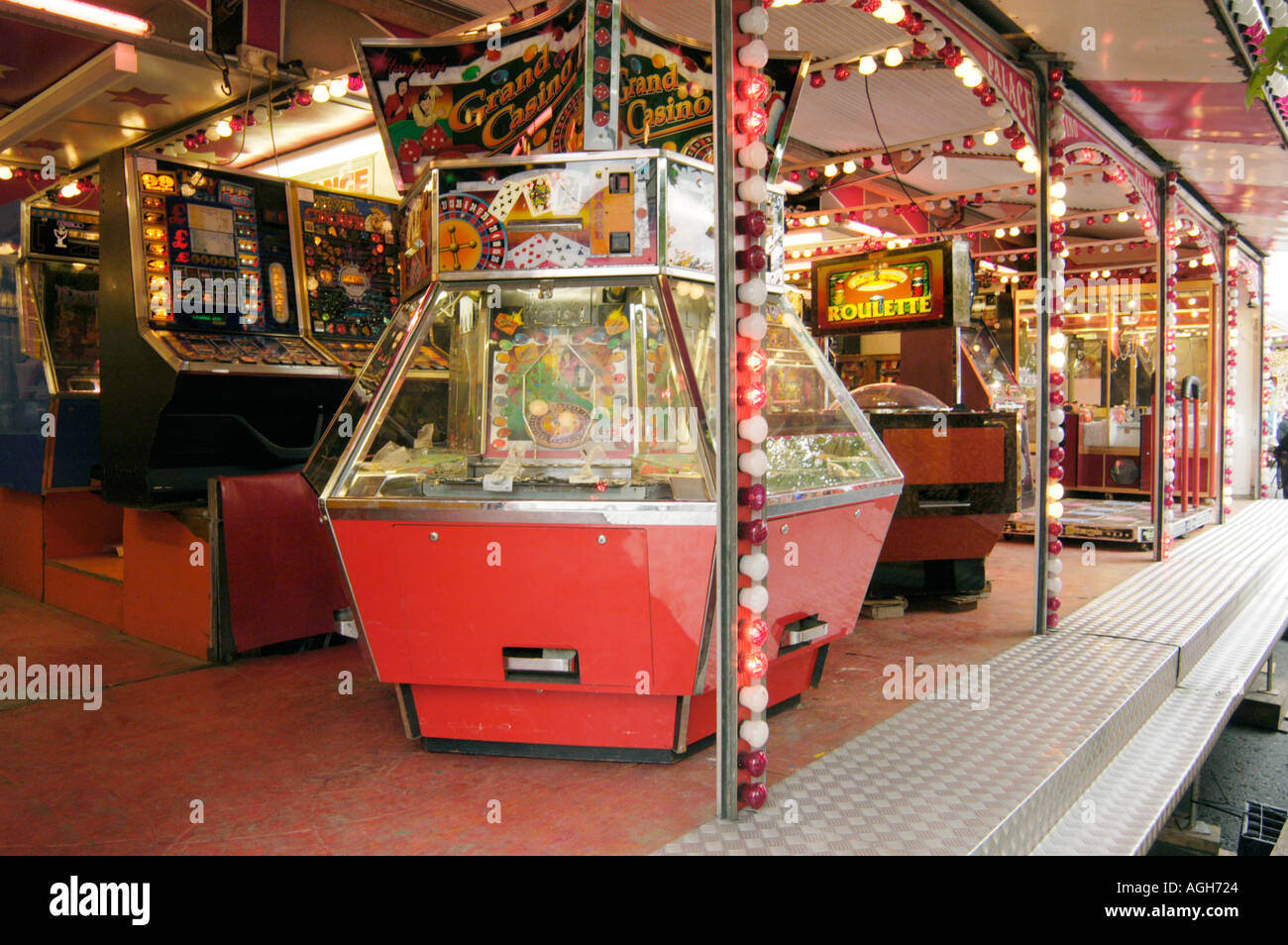 Girls stood at the gaming machines at the fun fair Stock Photo - Alamy