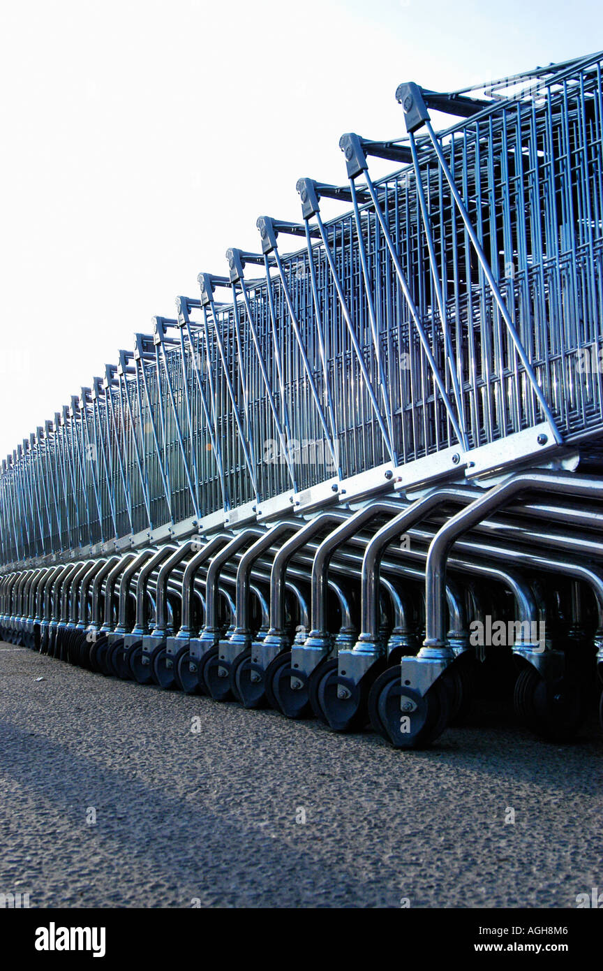 Line of carts hi-res stock photography and images - Alamy