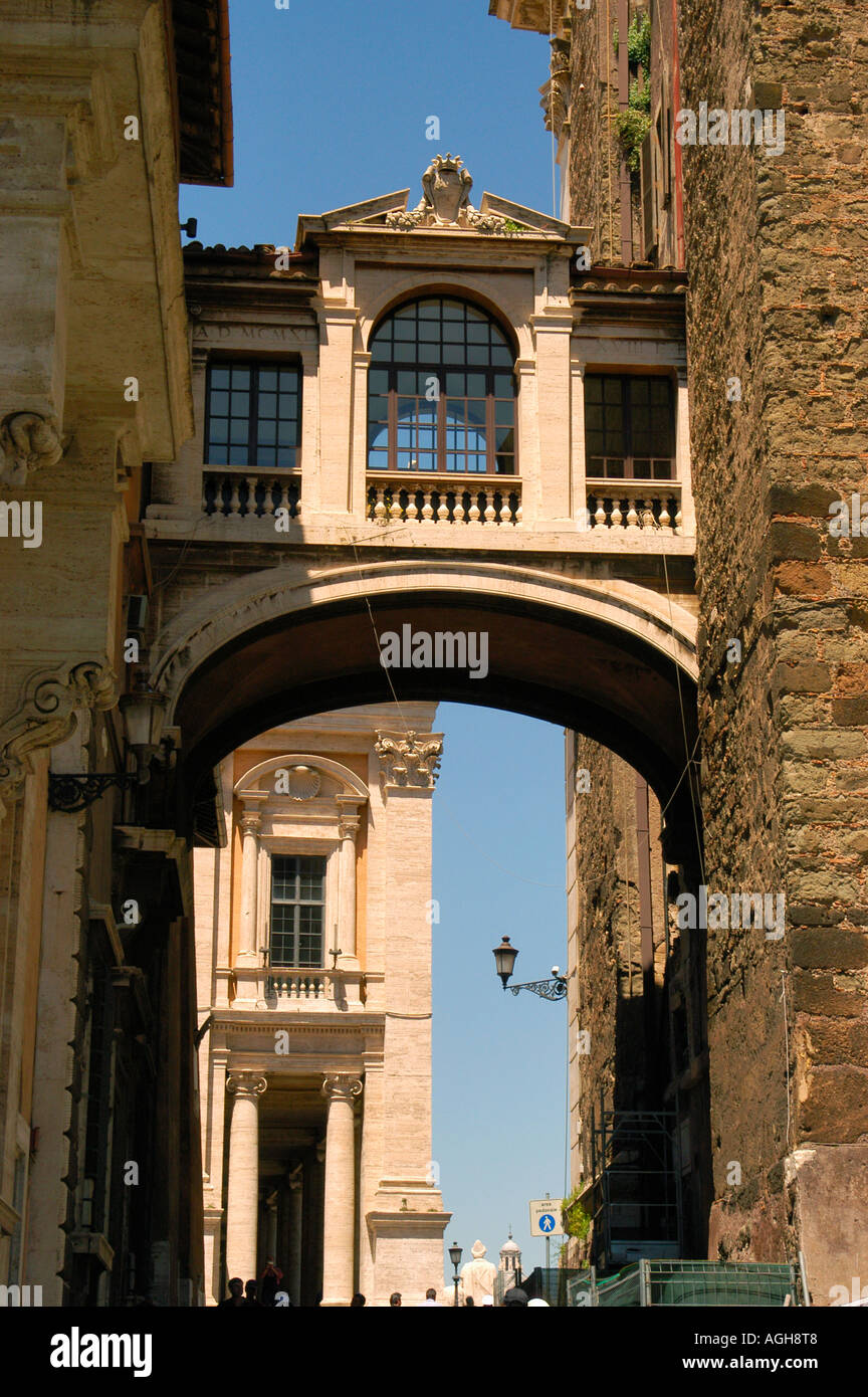 Bridge connecting two buildings hi-res stock photography and images - Alamy