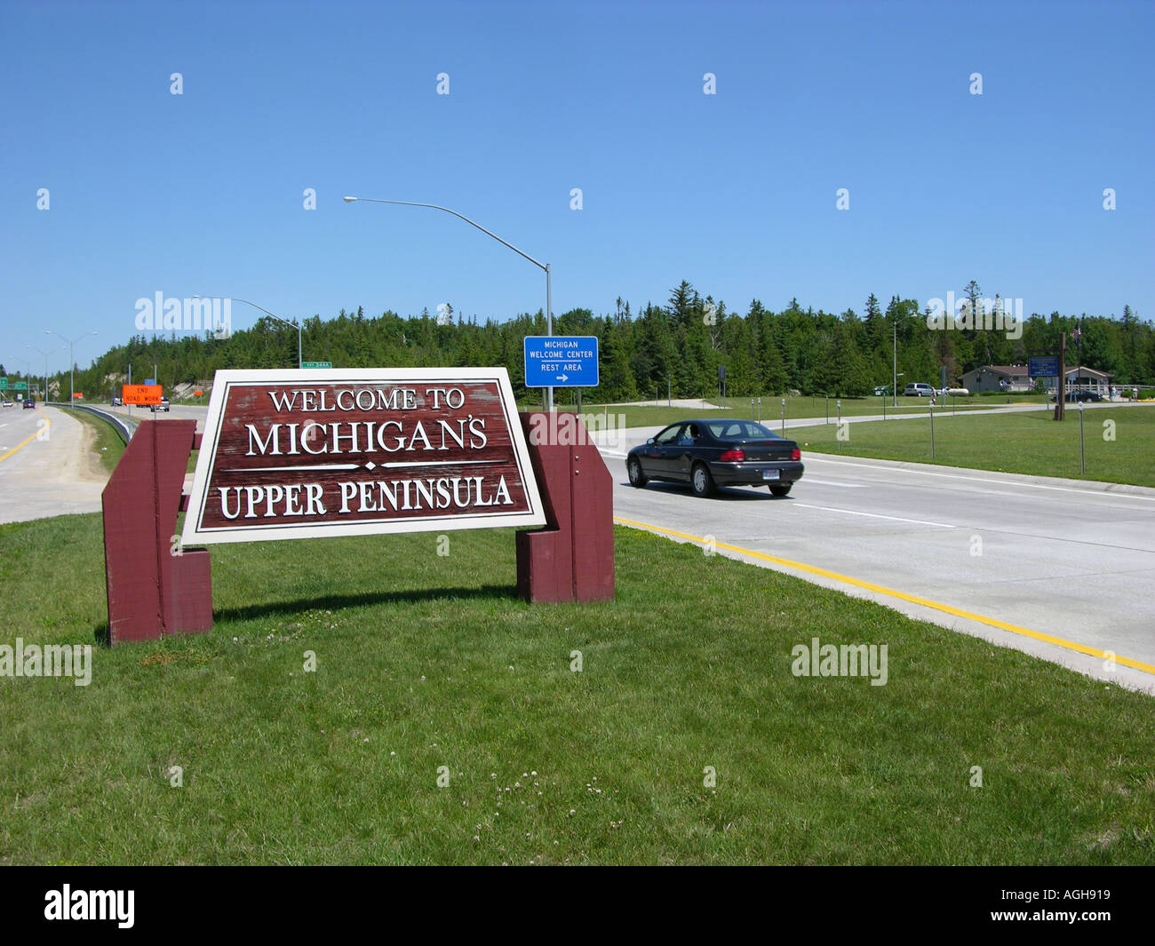 Highway sign welcomes tourist to Michigan s Upper Peninsula Stock Photo ...