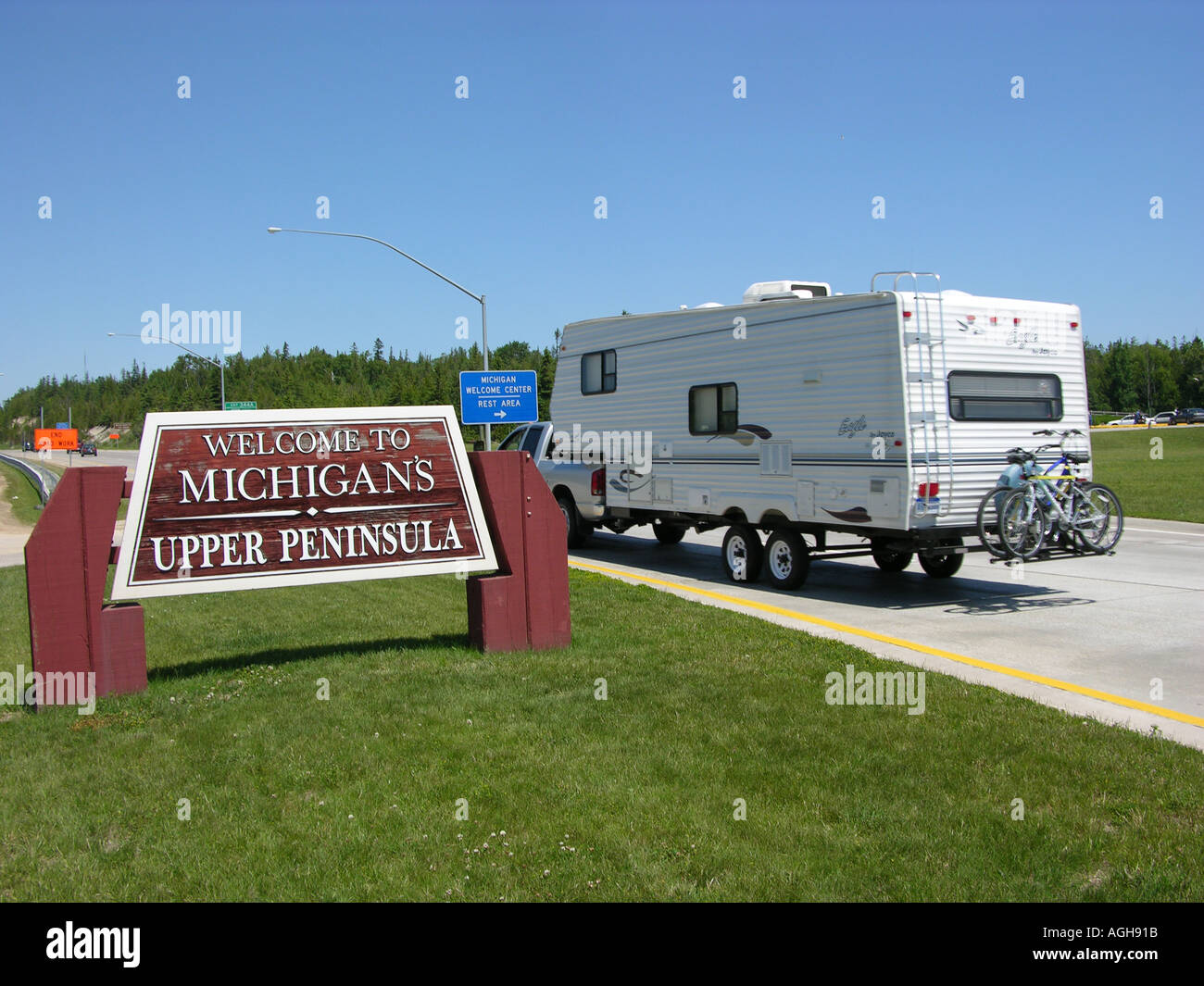 Highway sign welcomes tourist to Michigan s Upper Peninsula Stock Photo ...