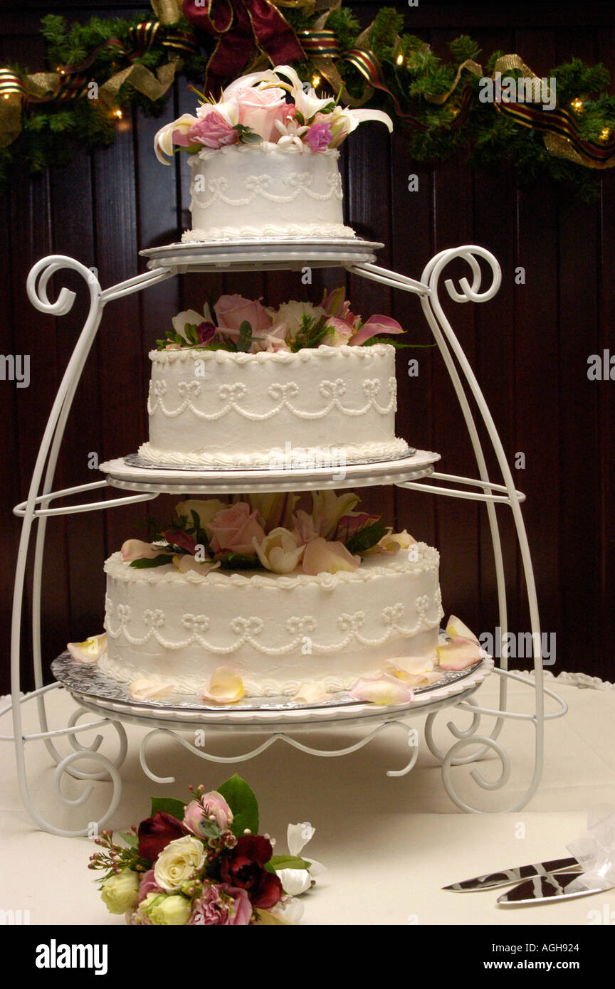 Wedding cake tiers hi-res stock photography and images - Alamy