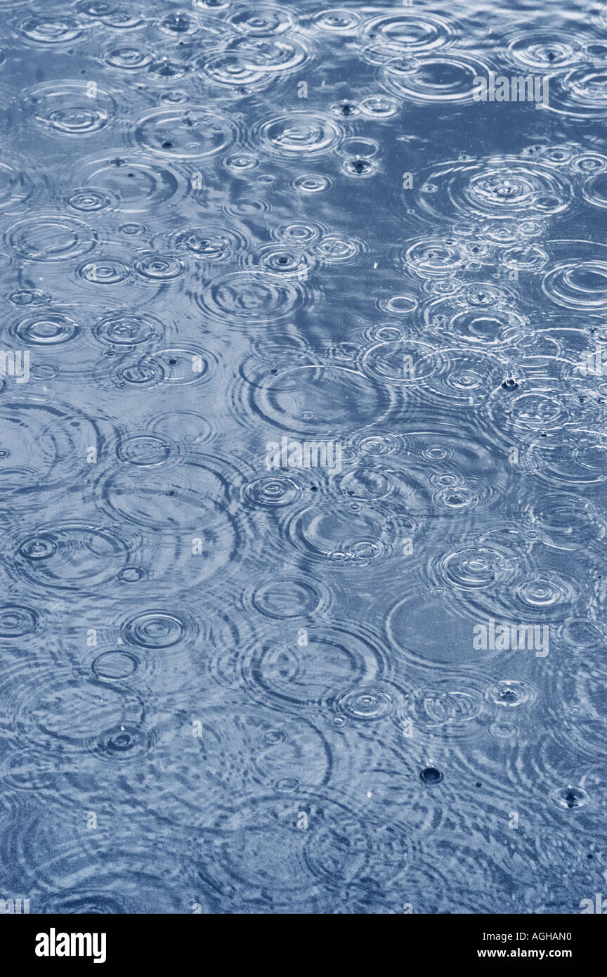 Raindrops hitting water surface hi-res stock photography and images - Alamy