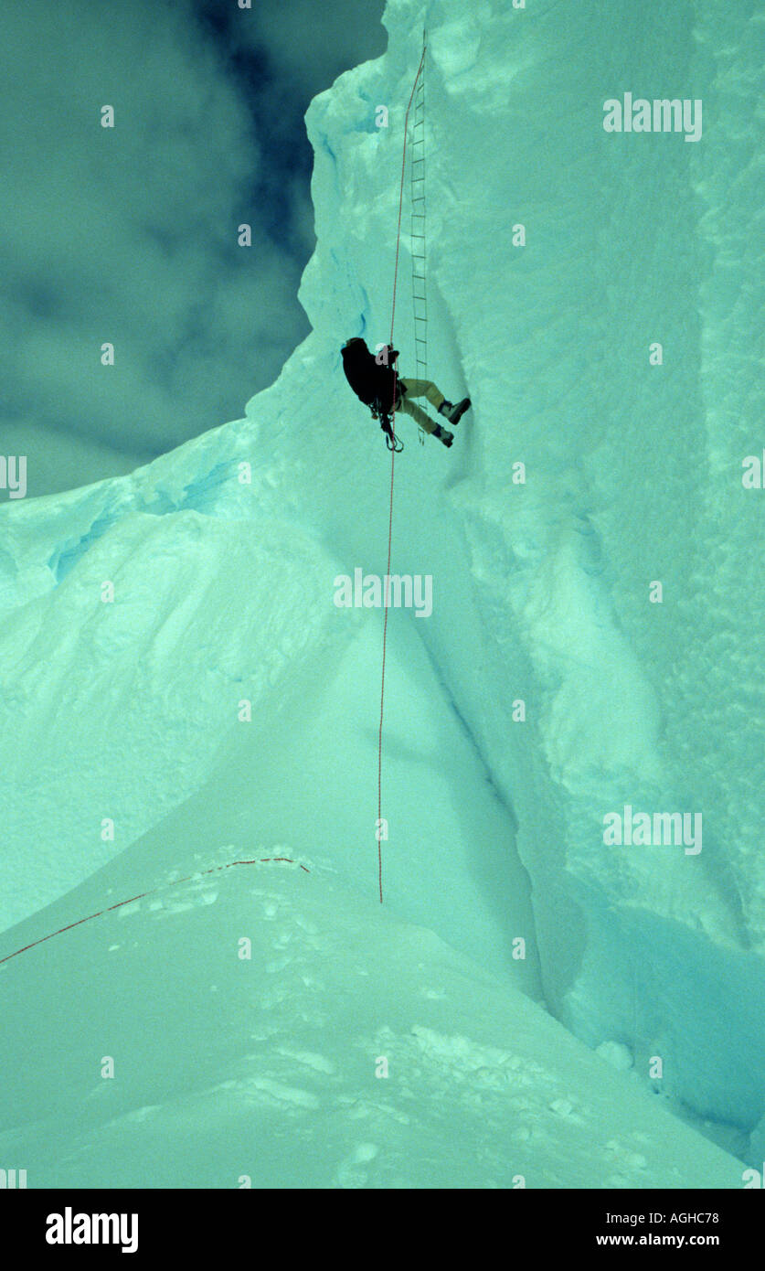 Abseil abseiling descend descending hi-res stock photography and images ...