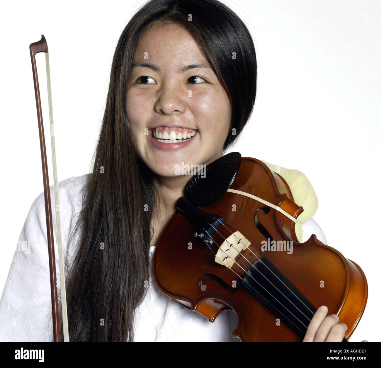 College age woman poses with her violin and bow Stock Photo - Alamy