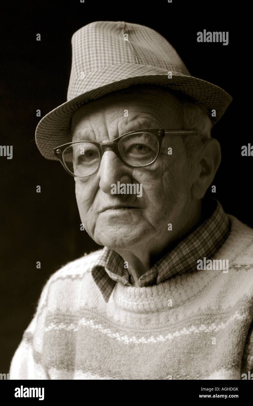portrait of an old man Stock Photo - Alamy