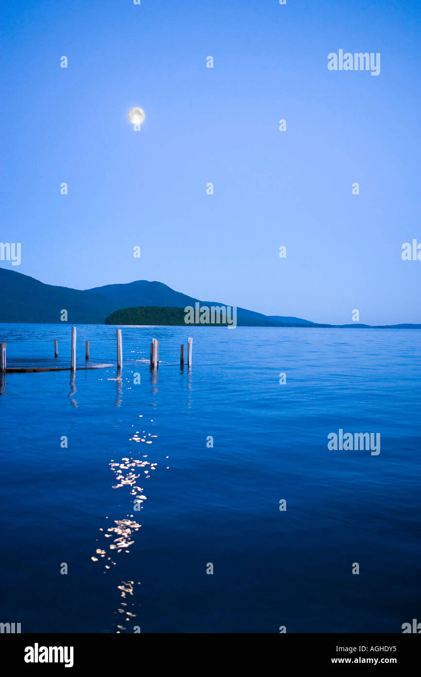 Lakes and waterfronts blue sky hi-res stock photography and images - Alamy