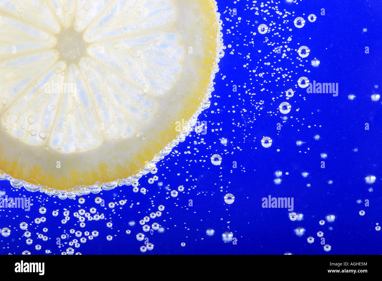 lemon (Citrus limon), lemon slice in water with air bubbles Stock Photo ...