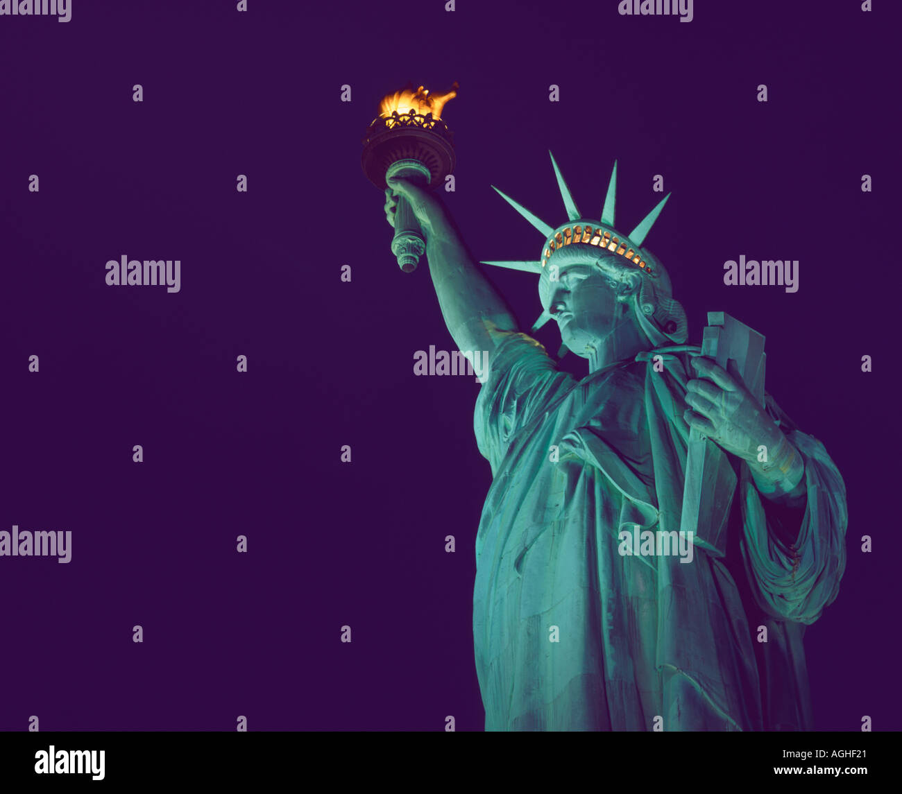 Night picture of the statue of liberty hi-res stock photography and ...