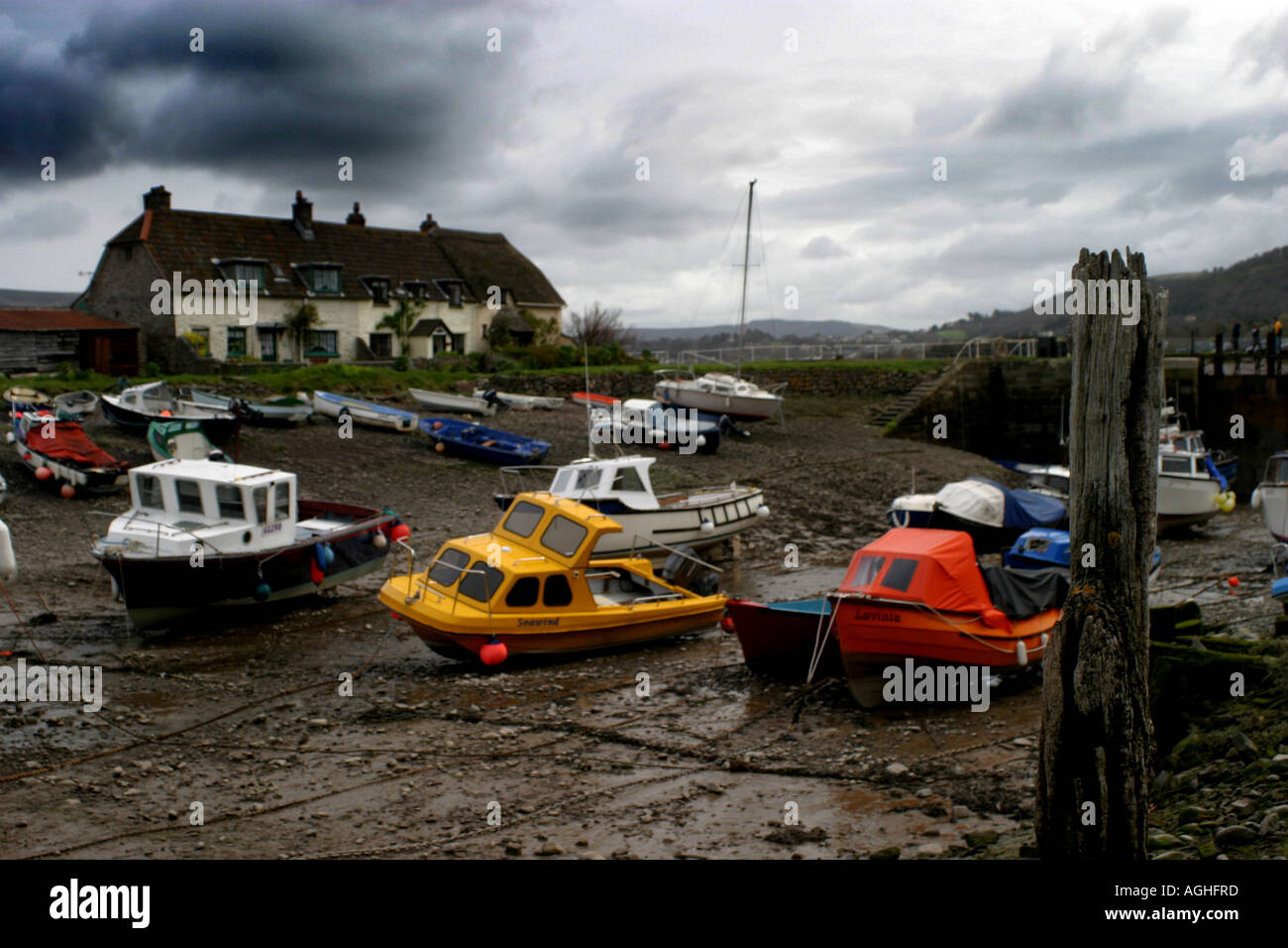 Boats stuck in mud hi-res stock photography and images - Alamy