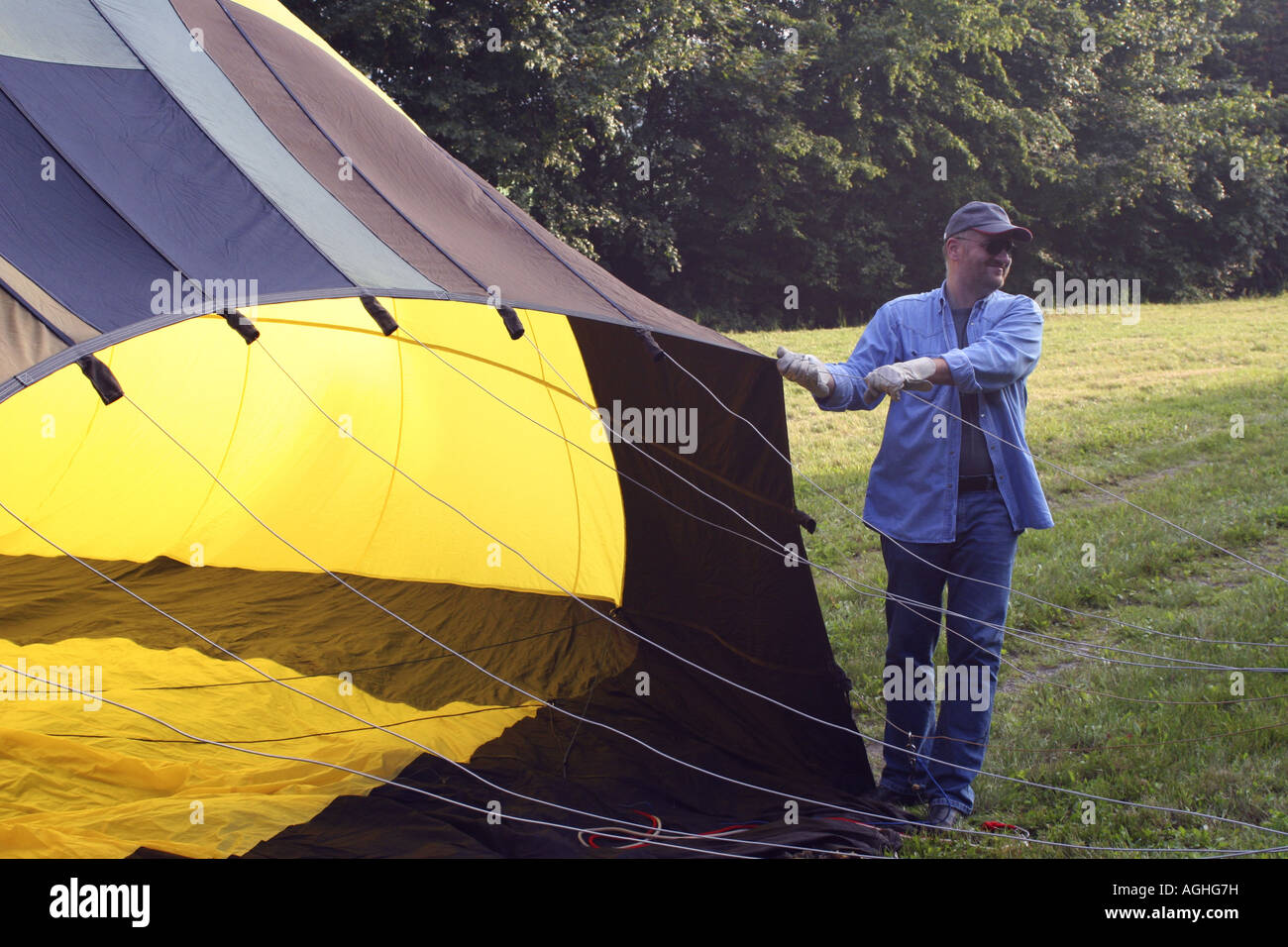 before the start - inflating the balloon envelope Stock Photo - Alamy
