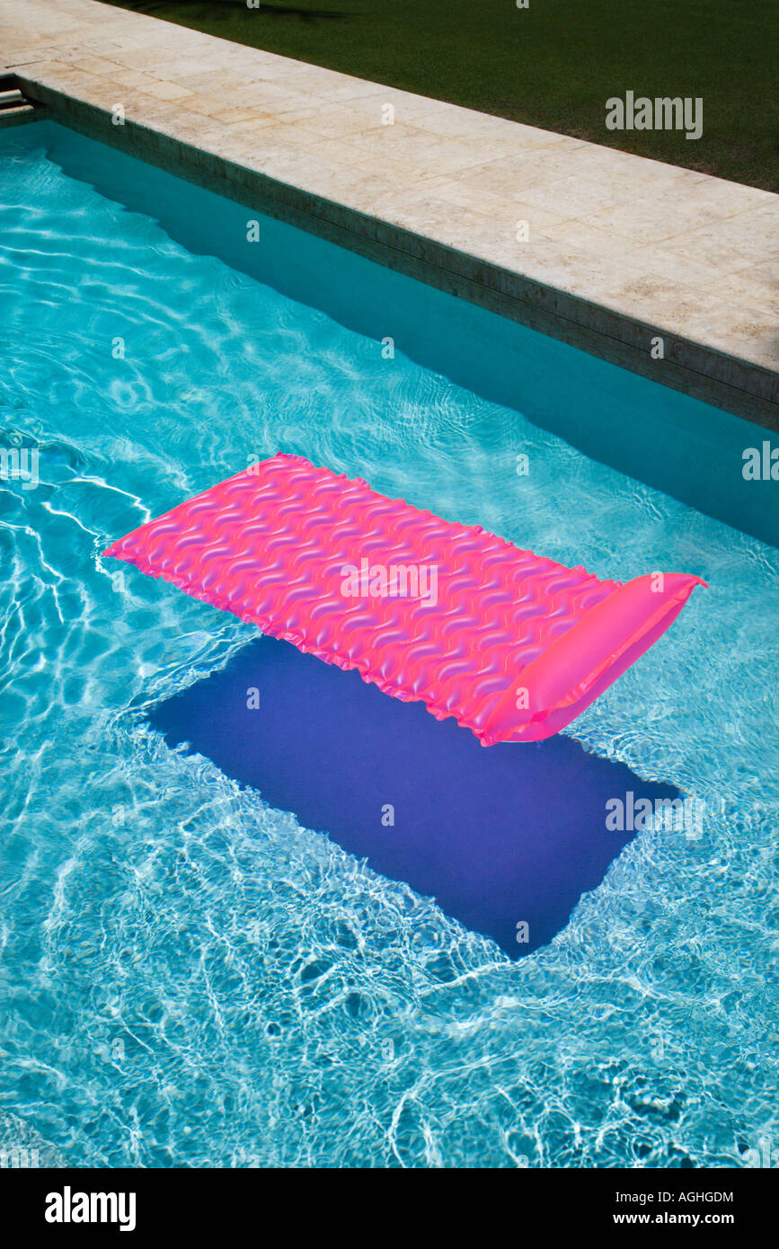 Pink lounge float in empty swimming pool Stock Photo - Alamy