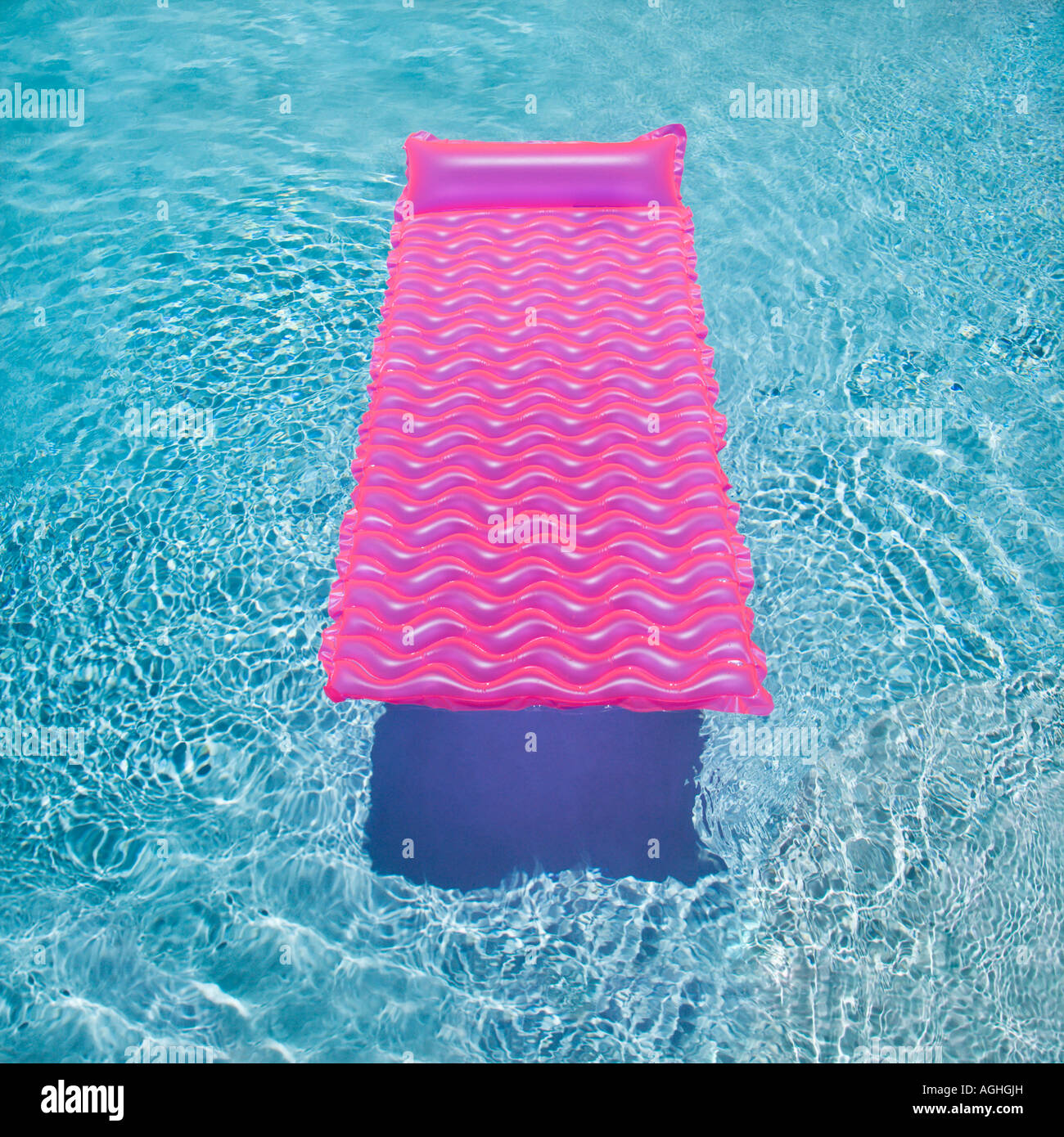 Pink lounge float in empty swimming pool Stock Photo - Alamy