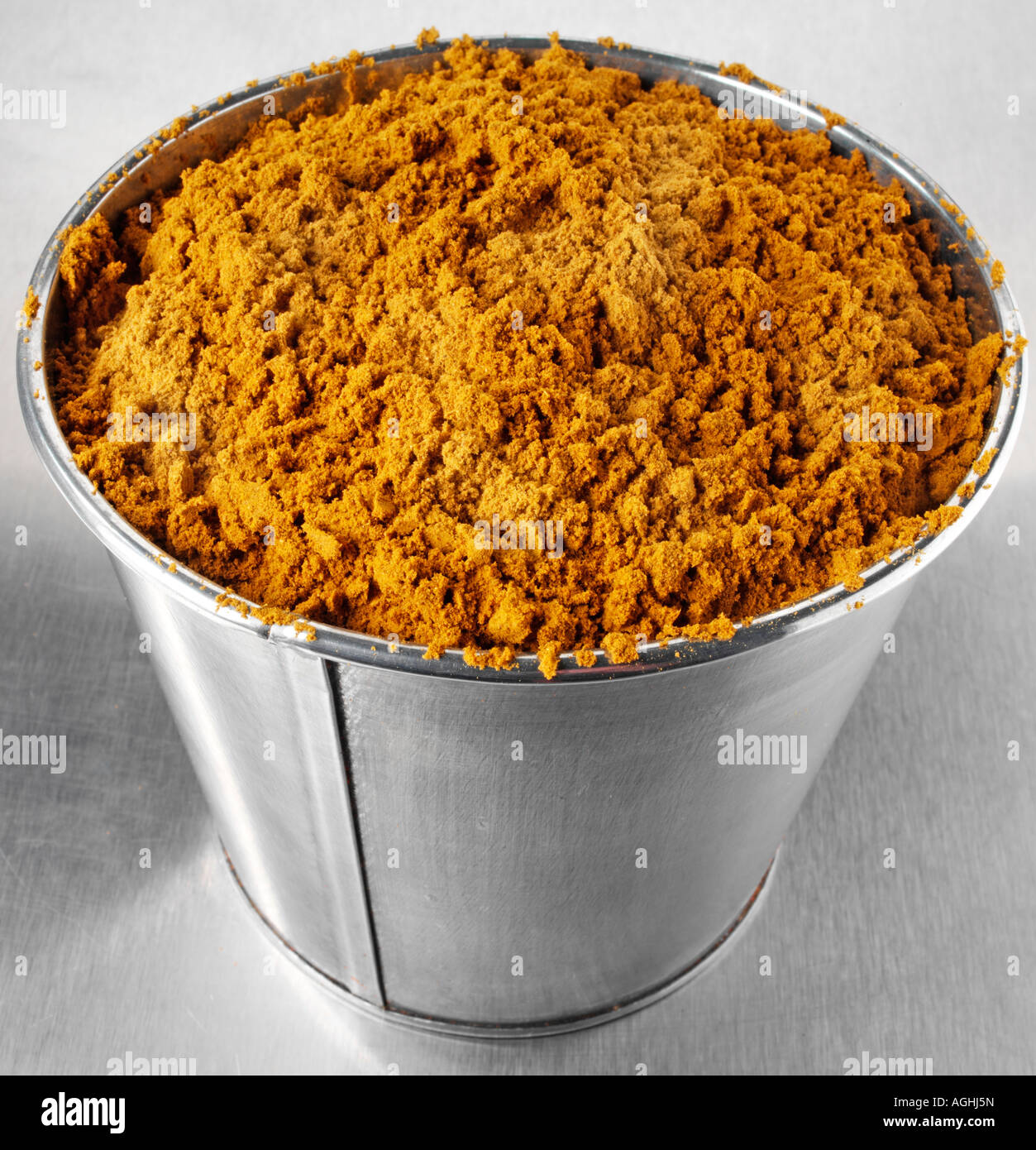 CONTAINER FULL OF CURRY POWDER Stock Photo - Alamy