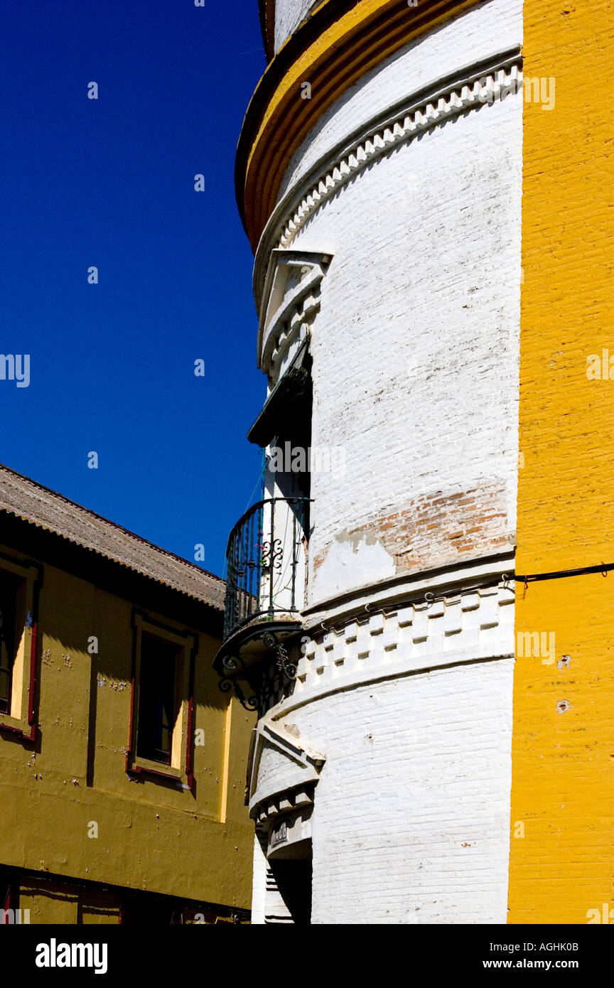 Rounded corner building hi-res stock photography and images - Alamy