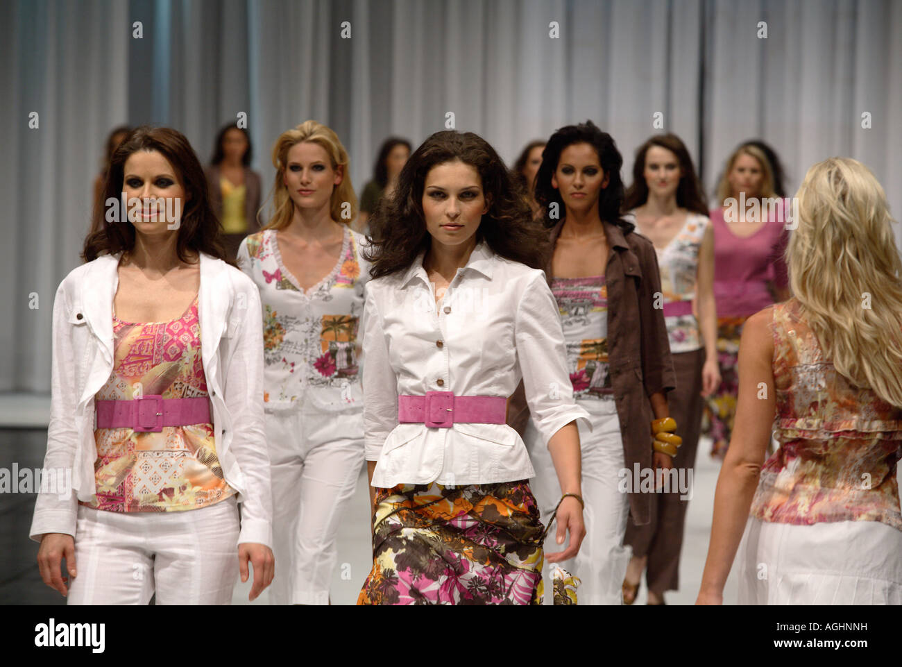 Catwalk models hi-res stock photography and images - Alamy