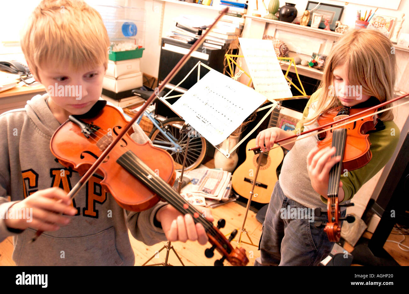Brother sister daily violin practice hi-res stock photography and ... Brother sister daily violin practice hi-res stock photography and ...