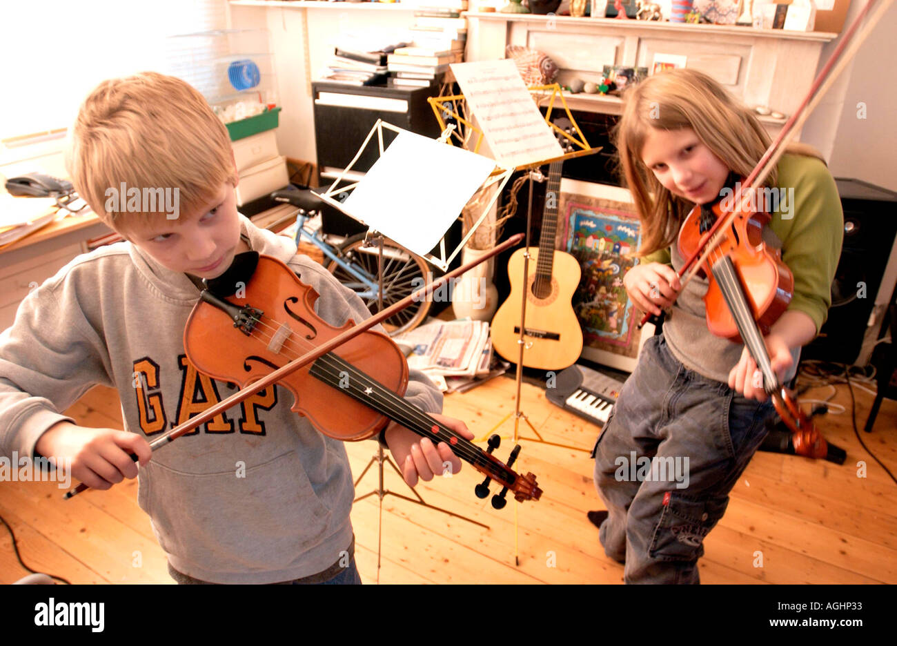 Brother sister daily violin practice hi-res stock photography and ... Brother sister daily violin practice hi-res stock photography and ...