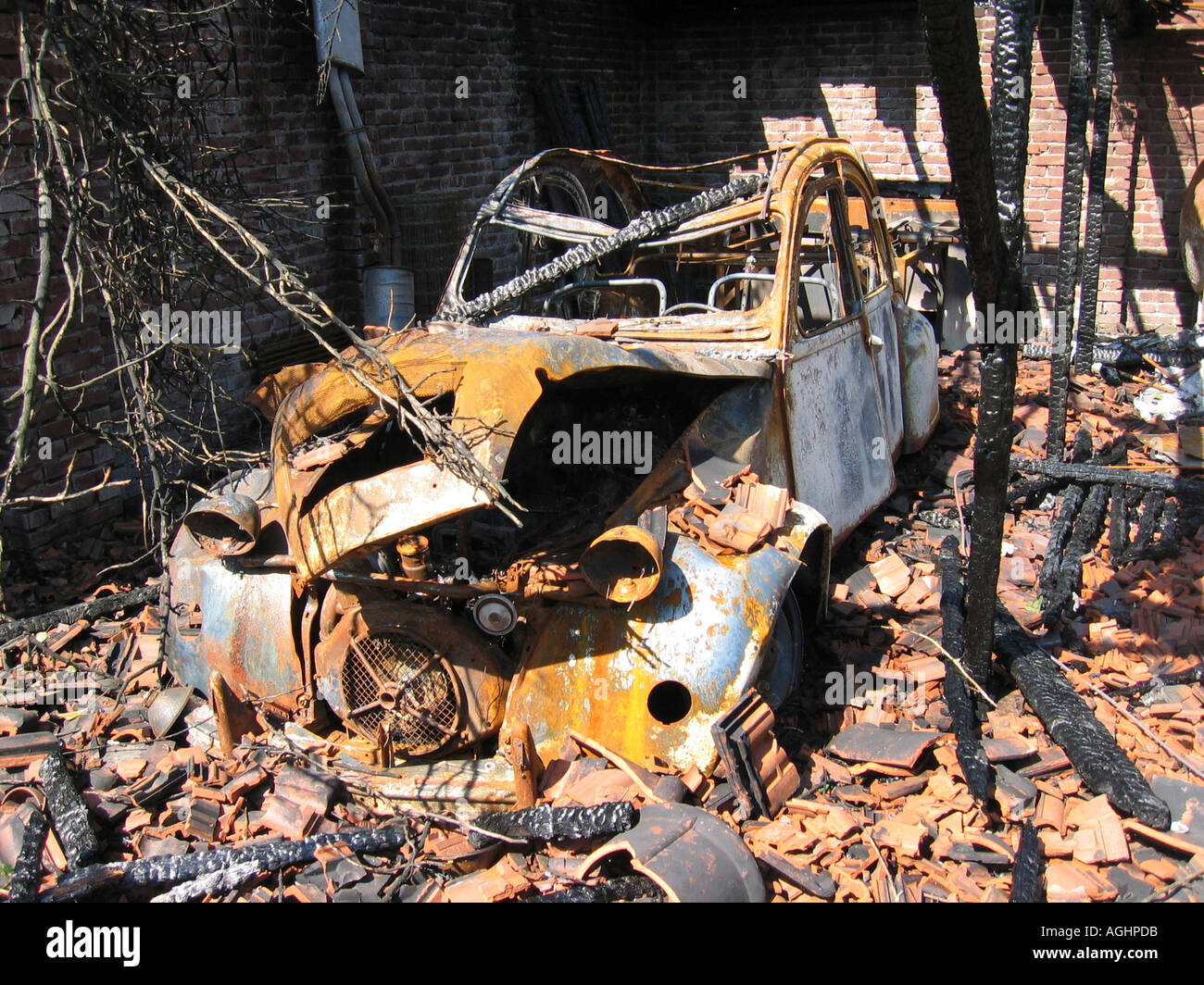 wreck of burnt out citroen 2CV in barn Stock Photo - Alamy