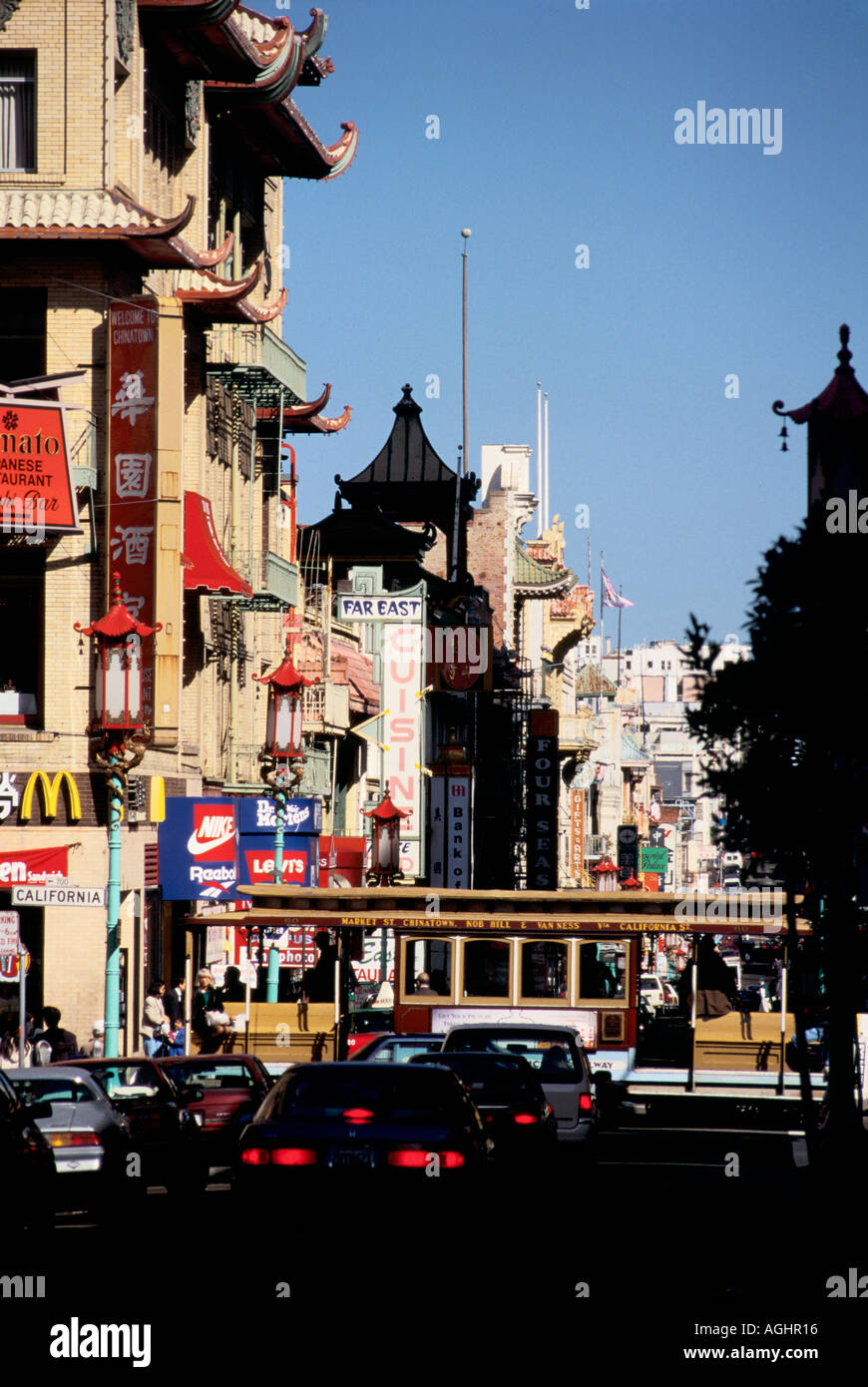 Cable car crossing california street hi-res stock photography and ...