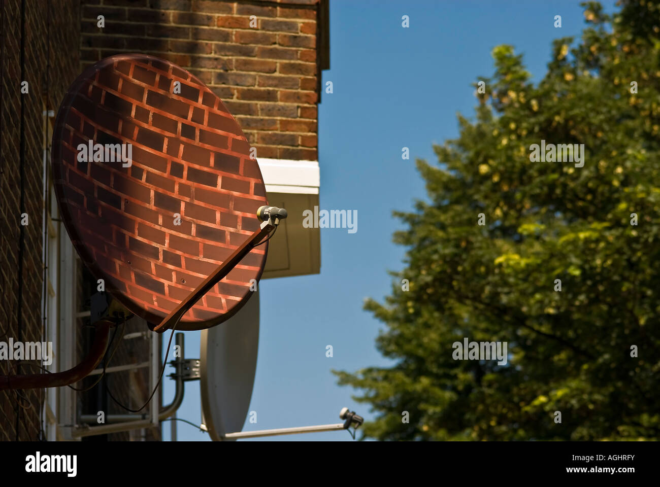 Installing satellite dish hi-res stock photography and images - Alamy
