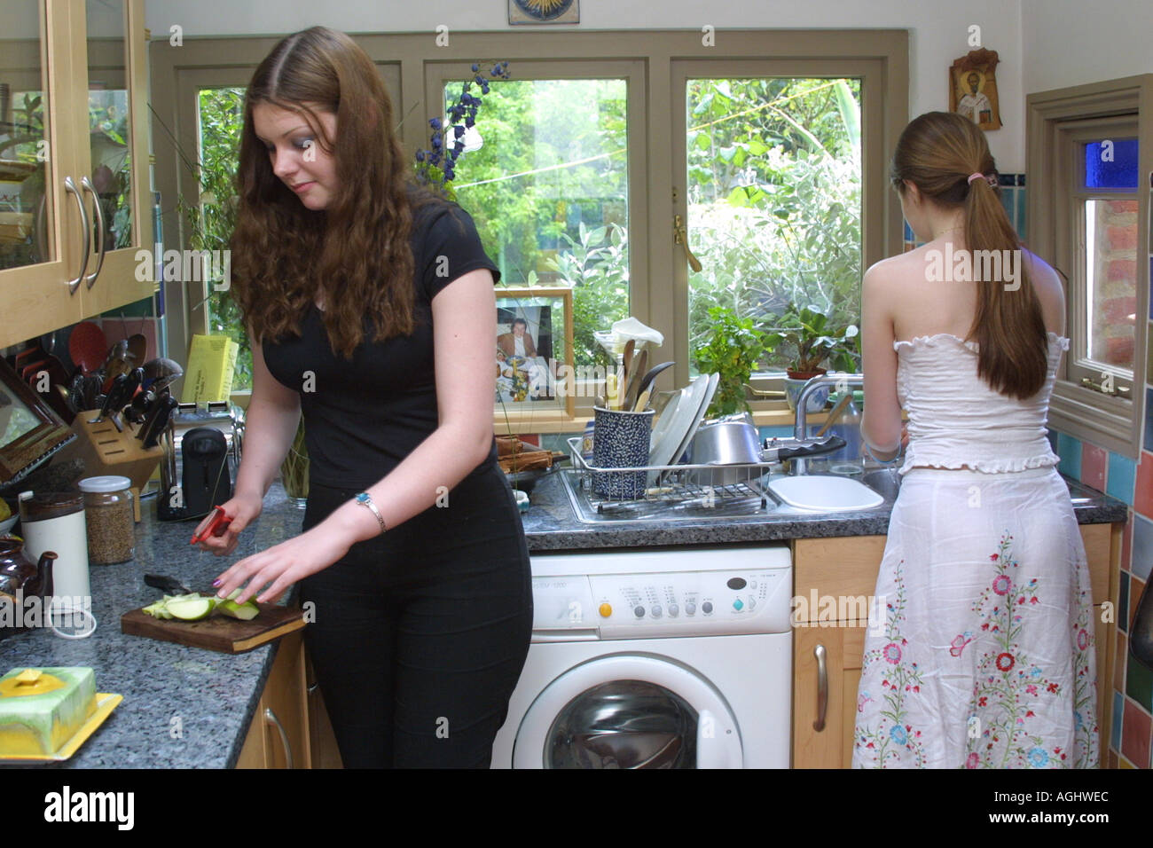 Teenagers cooking together hi-res stock photography and images - Alamy