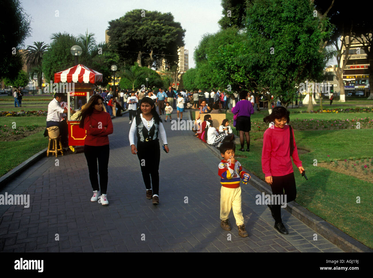 Peruvians, Peruvian people, children, Parque Central, Miraflores ...