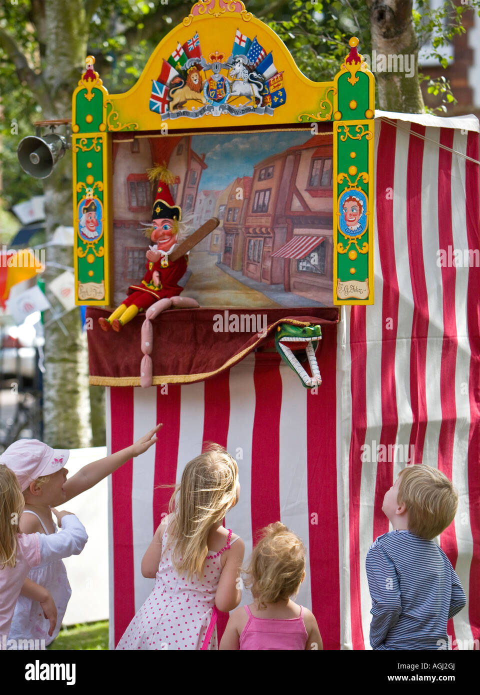 Children watching a traditional British Punch & Judy show Stock Photo ...