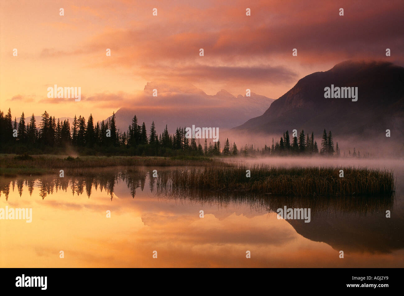 Sunrise on mount rundle hi-res stock photography and images - Alamy