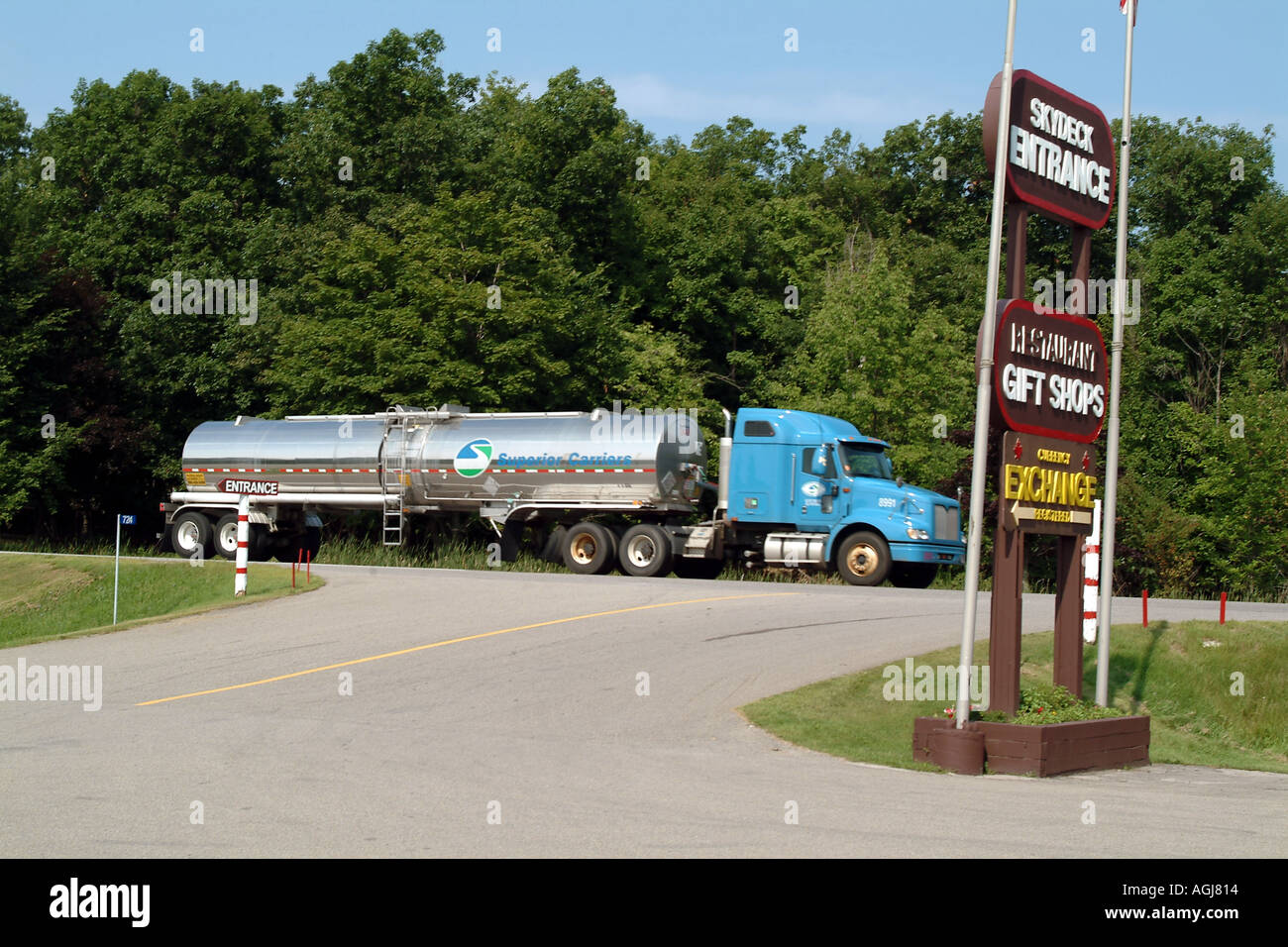 North American truck and semi trailer rig Stock Photo - Alamy