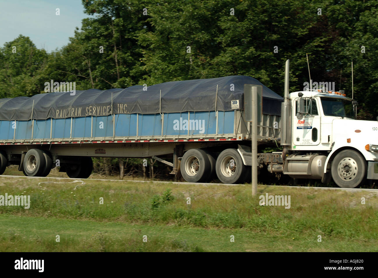 North American truck and semi trailer rig Stock Photo - Alamy