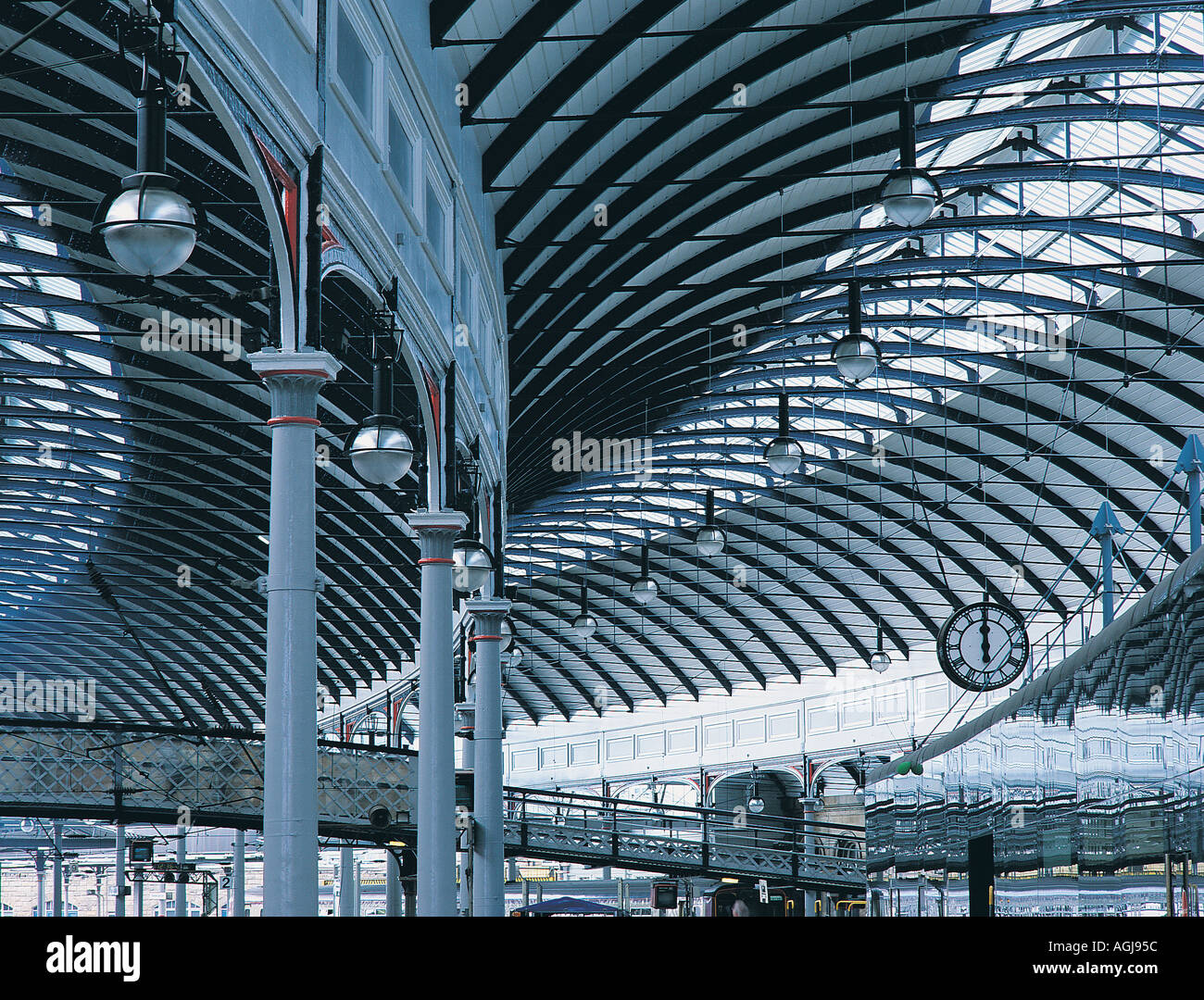 Newcastle railway station hi-res stock photography and images - Alamy