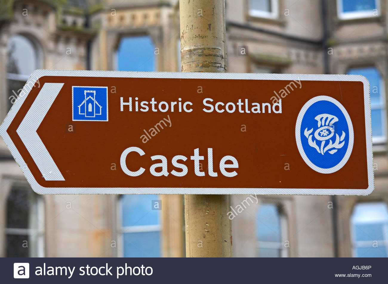 Signpost for Edinburgh castle Stock Photo - Alamy