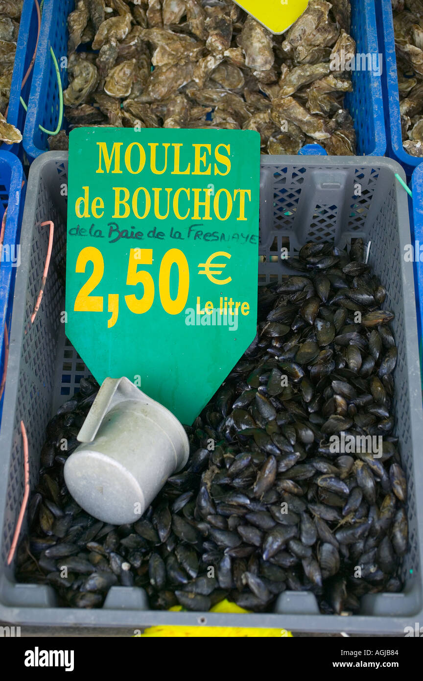 MUSSEL MERCHANT DISPLAY CANCALE HARBOUR BRITTANY FRANCE Stock Photo - Alamy