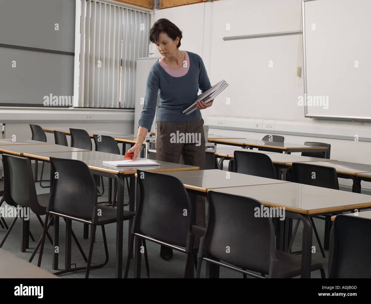 Older adults in classroom hi-res stock photography and images - Alamy