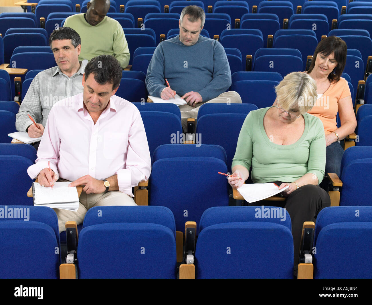 Students in a lecture theatre hi-res stock photography and images - Alamy