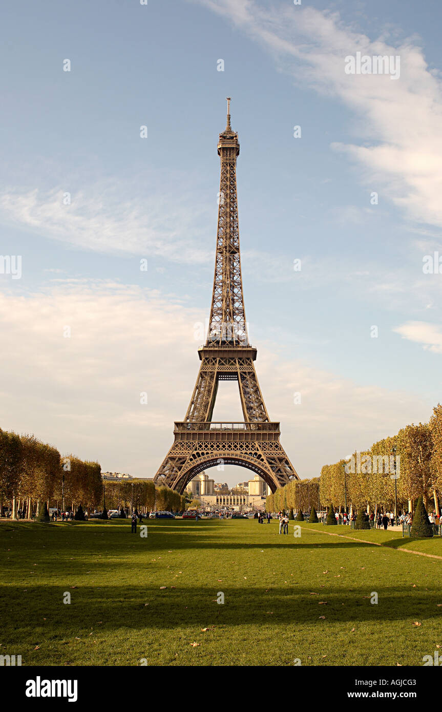 Garden with eiffel tower view hi-res stock photography and images - Alamy
