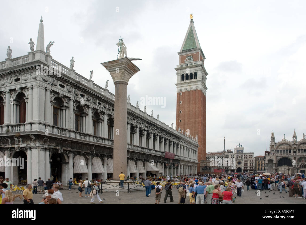 Italy Venice St Mark's Square, statue of St Theodore Stock Photo - Alamy