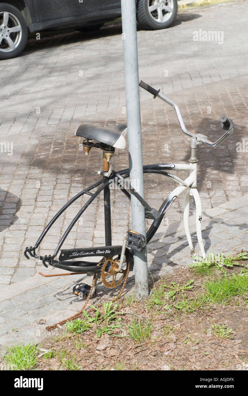 Stripped cycle hi-res stock photography and images - Alamy